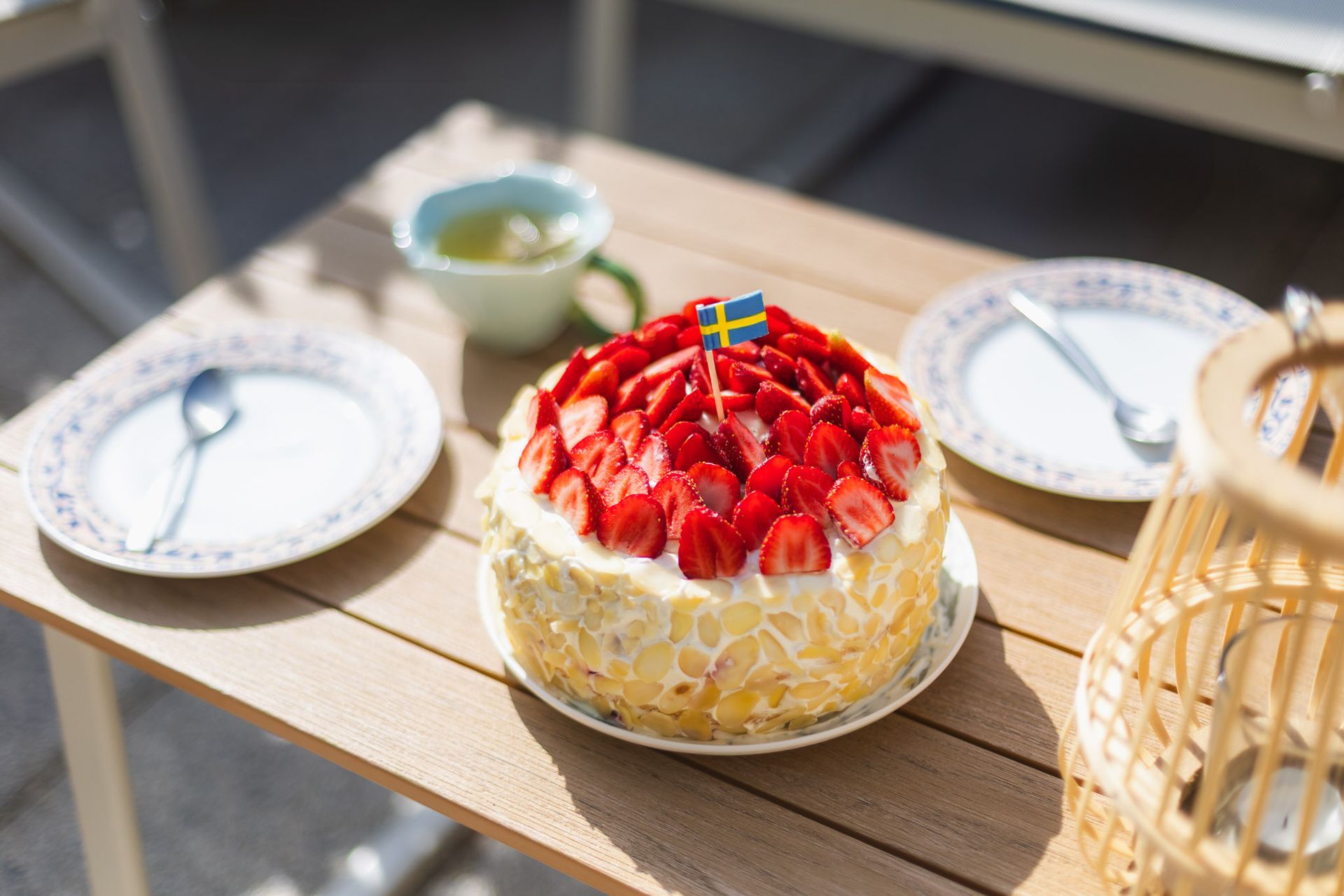 Jordgubbstårta : the iconic Swedish strawberry cake of Midsommar